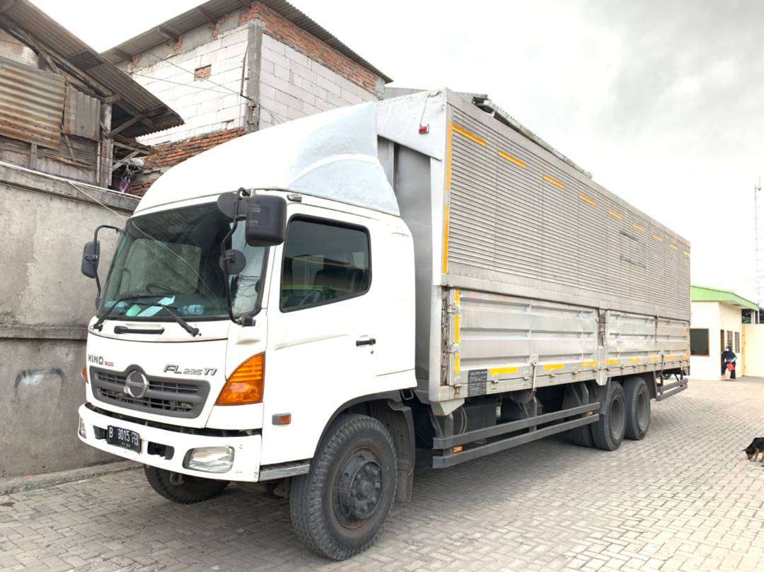 Rental sewa 6bln fuso hino tronton 6x2 isuzu giga wingbox wing box DLL ...