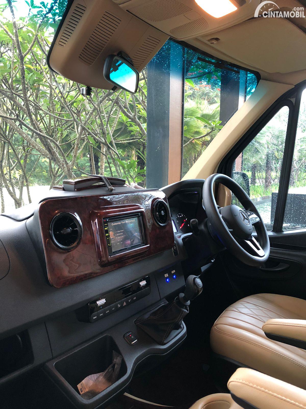 Menikmati Nyamannya Perjalanan Bersama Mercedes-Benz Sprinter 2021