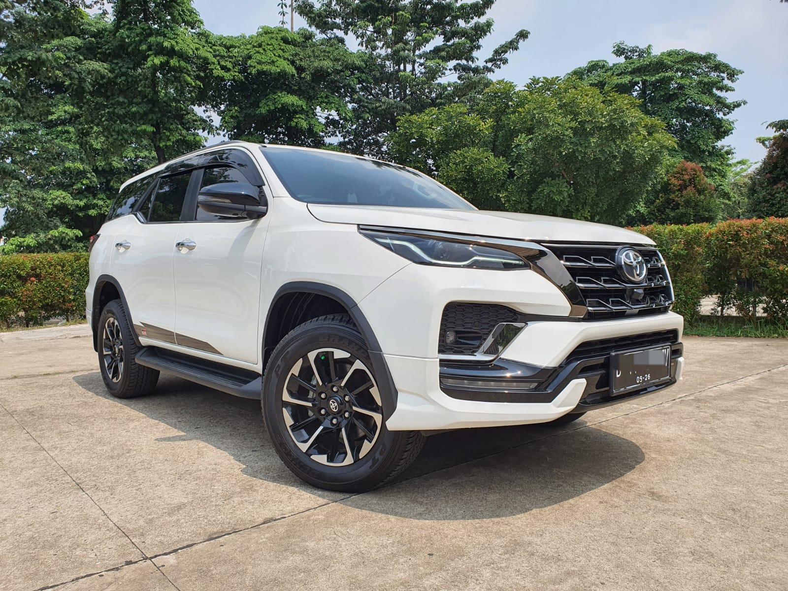 Toyota Fortuner New 4x2 2.4 GR Sport A/T Putih 4637116