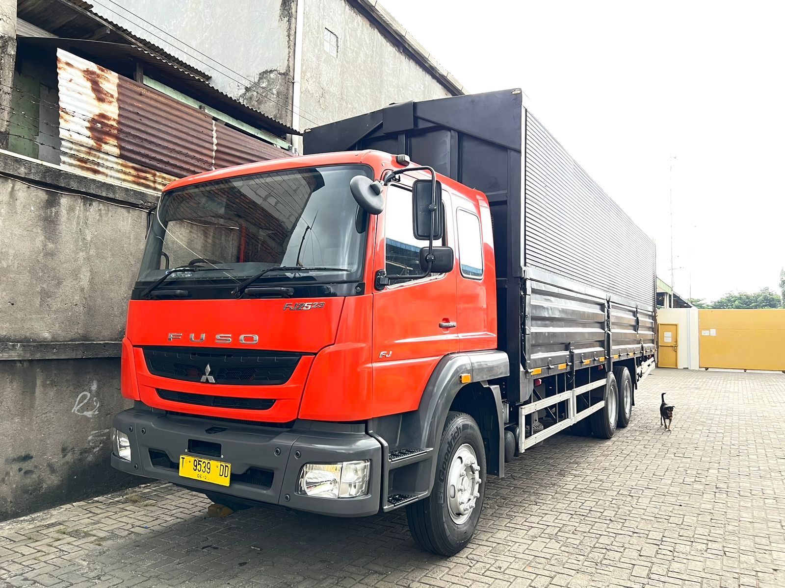 MULUS+banBARU MURAH Mitsubishi Fuso tronton 6x2 Wingbox 2015 wing box ...