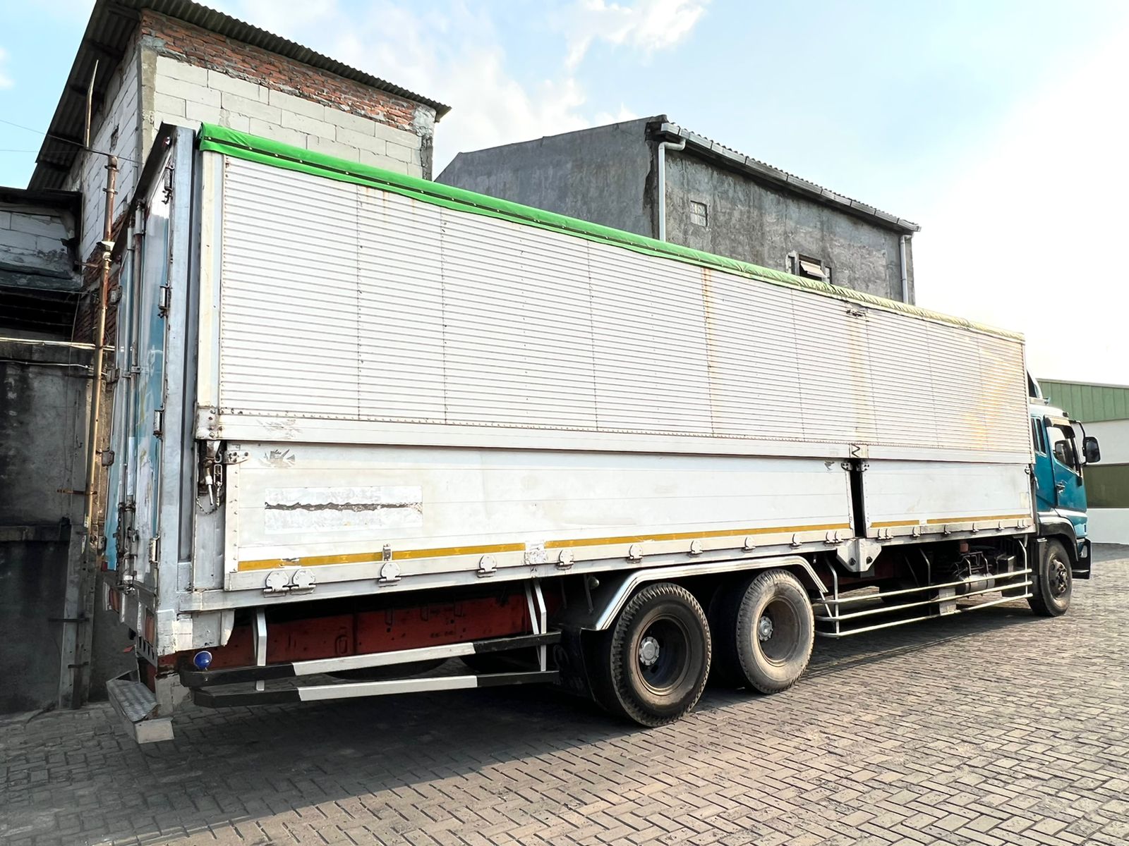 Super GREAT Mitsubishi Fuso build up tronton 6x2 wingbox 2010 wing box ...