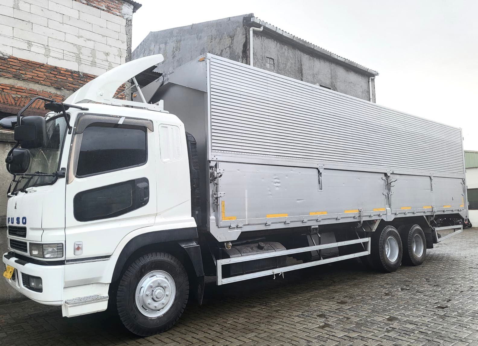 MULUS+8banBARU MURAH Mitsubishi Fuso build up tronton 6x2 Wingbox 2010 ...
