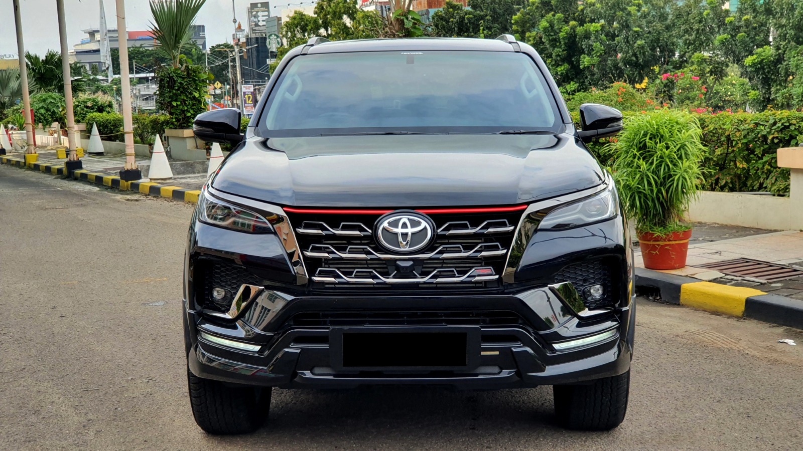 Toyota fortuner 2.4 vrz diesel hitam 2020 km 9 ribuan antik 4704523