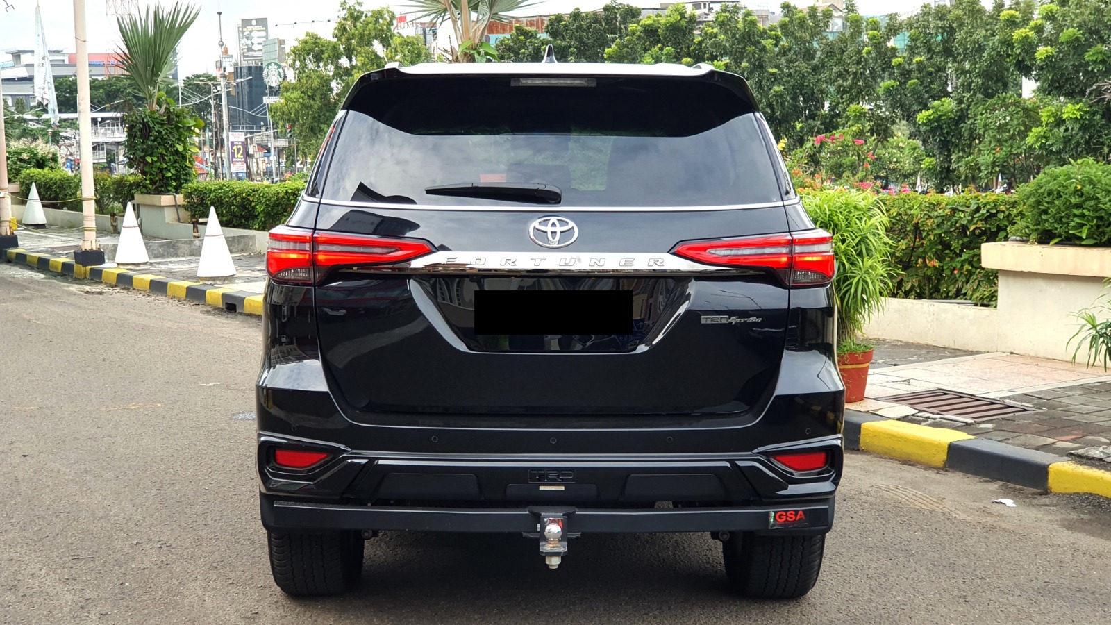 Toyota fortuner 2.4 vrz diesel hitam 2020 km 9 ribuan antik 4704523