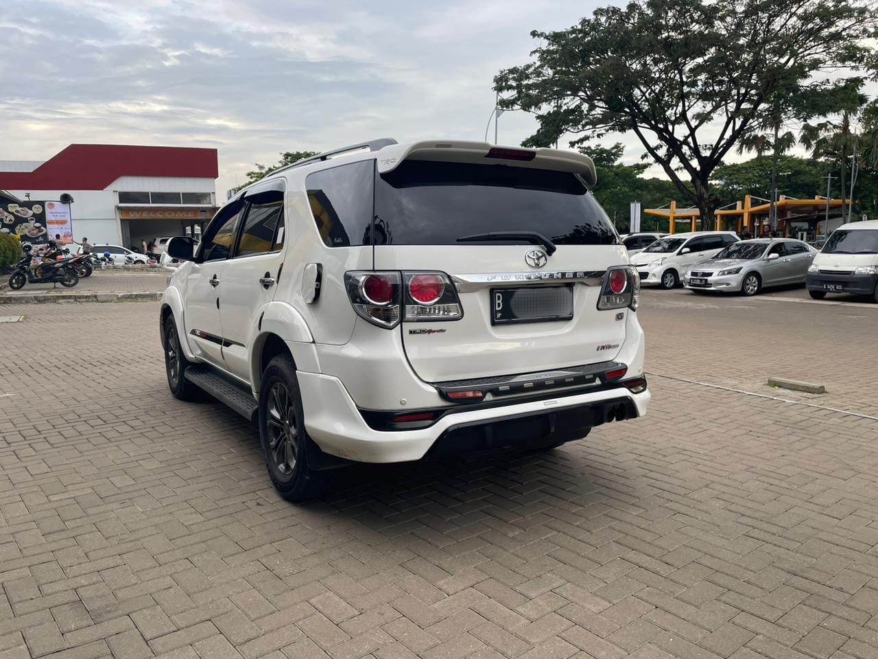 TOYOTA FORTUNER VNT TRD SPORTIVO AT MATIC DIESEL 2014 PUTIH 4705381