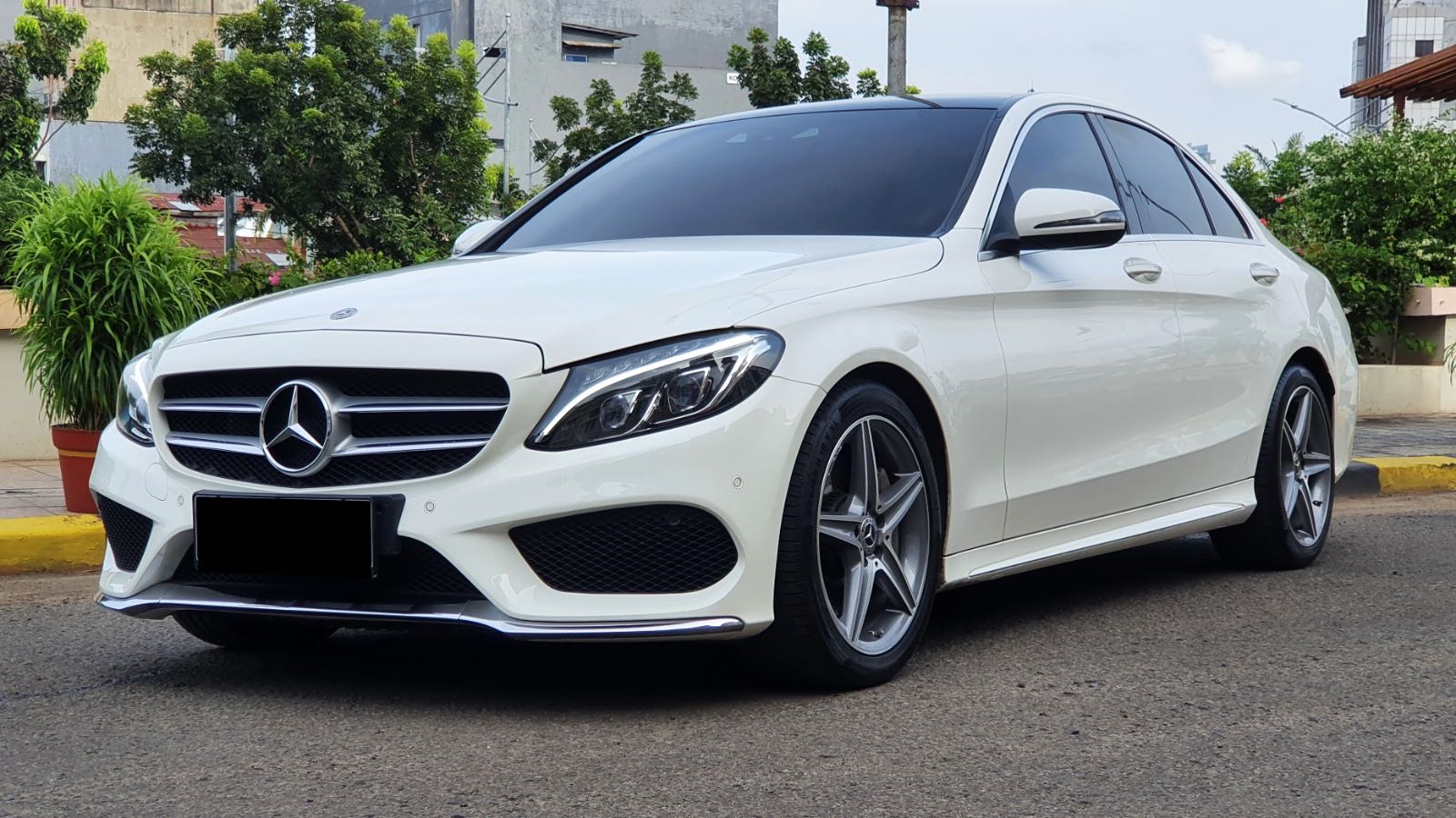 Low Miles Mercedes Benz C300 AMG Line Panoramic AT 2018 Putih 4719456