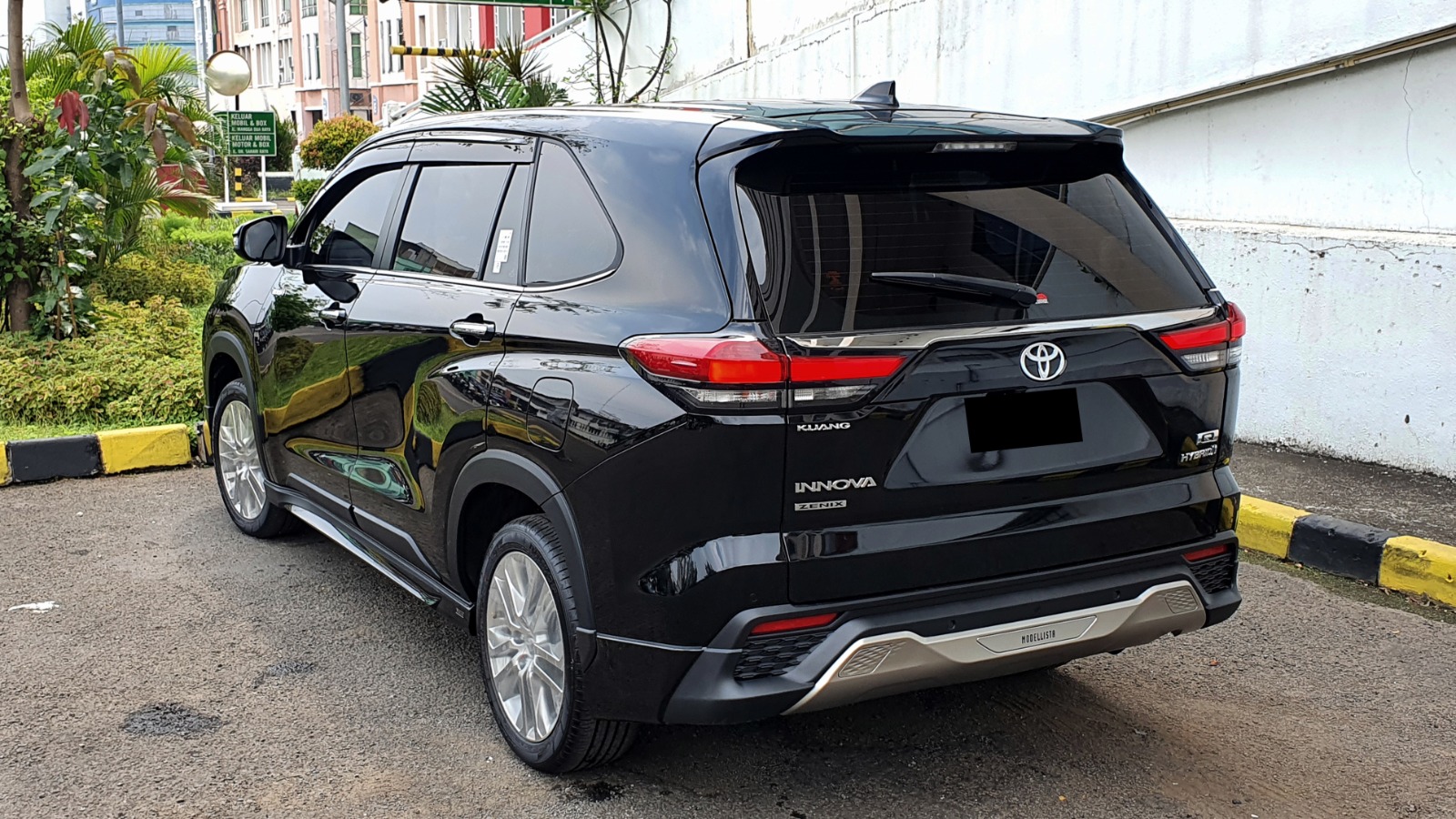 Toyota Kijang Innova Zenix Hybrid 2023 Hitam q modelista ready ... 4721718