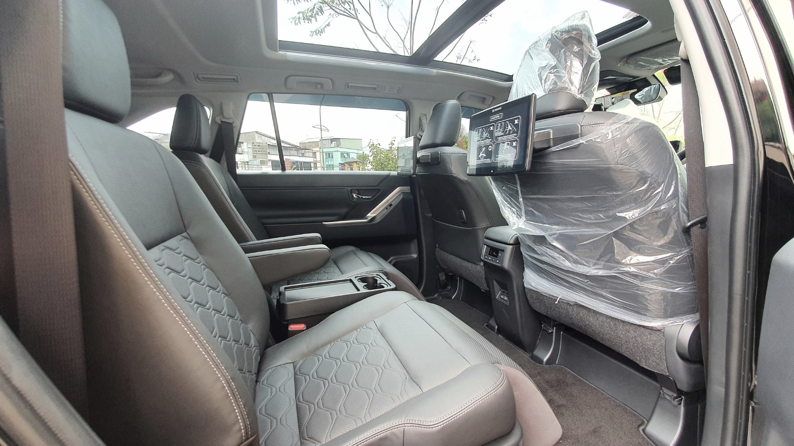 Toyota Kijang Innova Zenix Hybrid 2023 Hitam q modelista ready ... 4721718