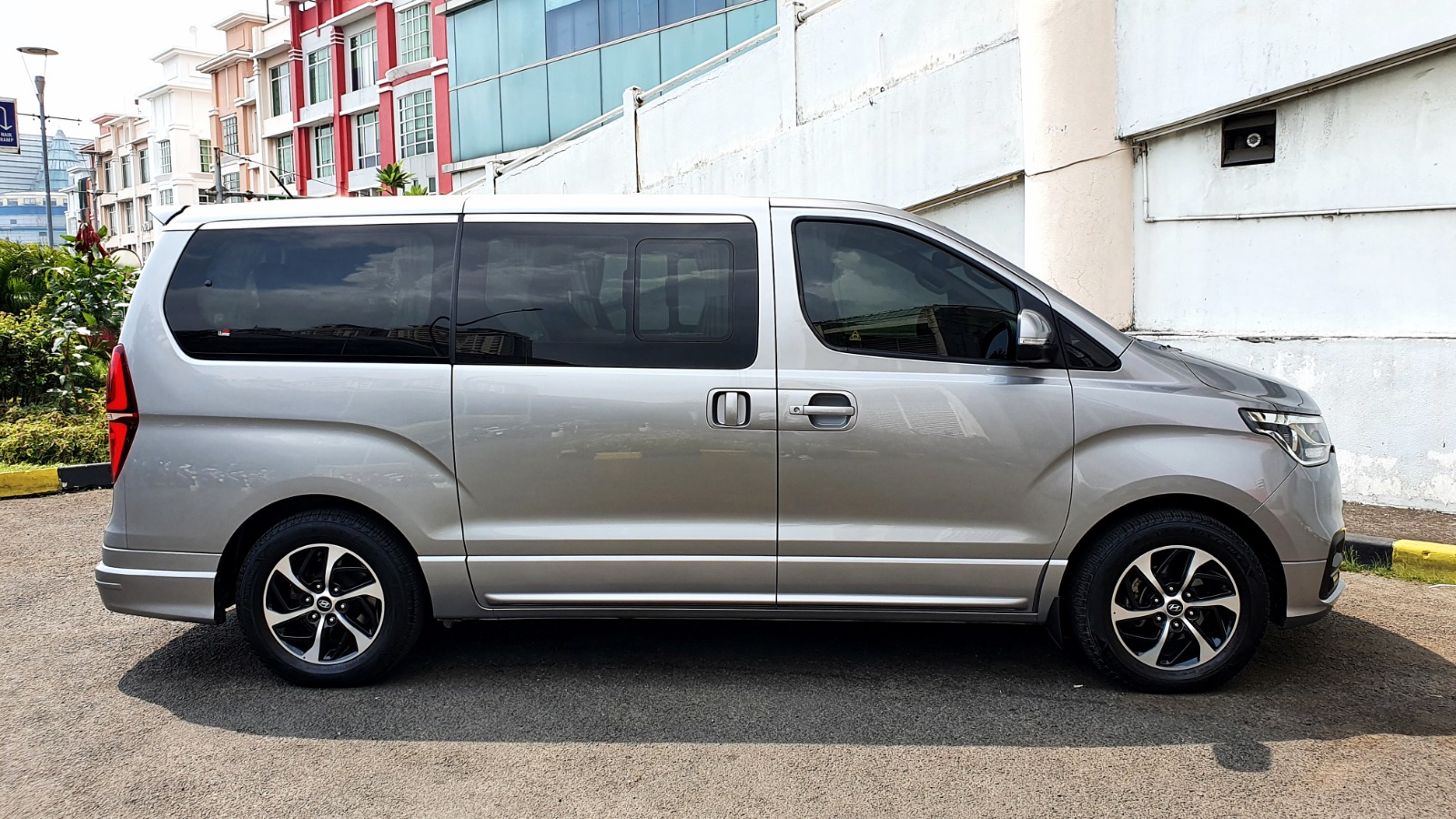Hyundai H-1 Royale Silver 2018 bensin facelift km 13 ribuan cash ...