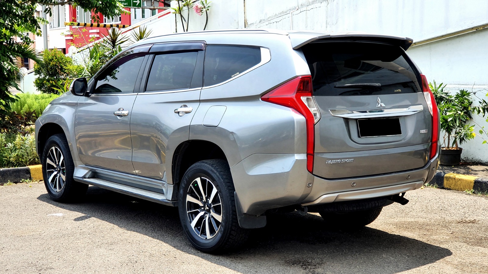 Mitsubishi Pajero Sport Dakar 4x2 AT Abu Facelift Interior Black ...