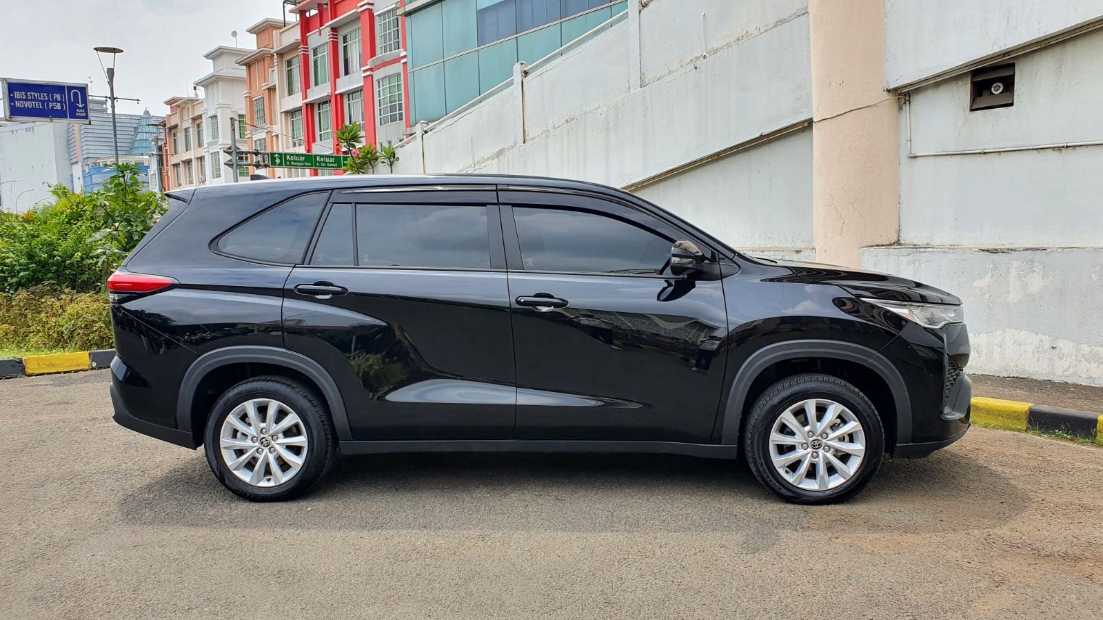 Toyota Kijang Innova Zenix 2.0 V Bensin AT Non Hybrid 2023 Hitam ...