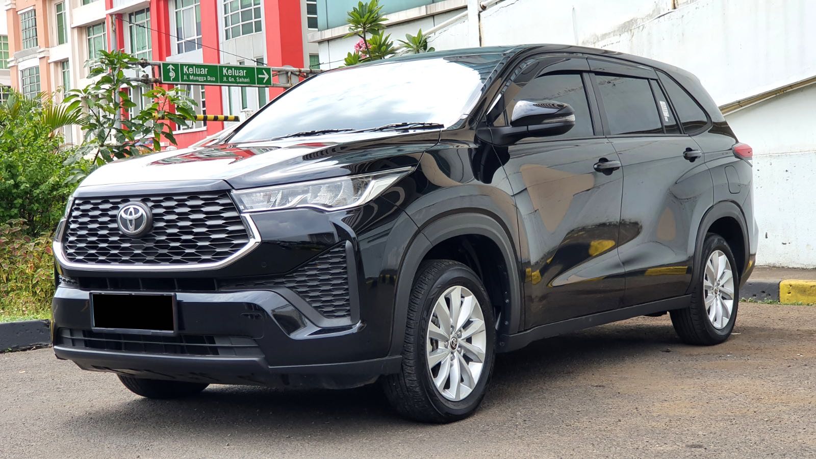 Toyota Kijang Innova Zenix 2.0 V Bensin AT Non Hybrid 2023 Hitam ...
