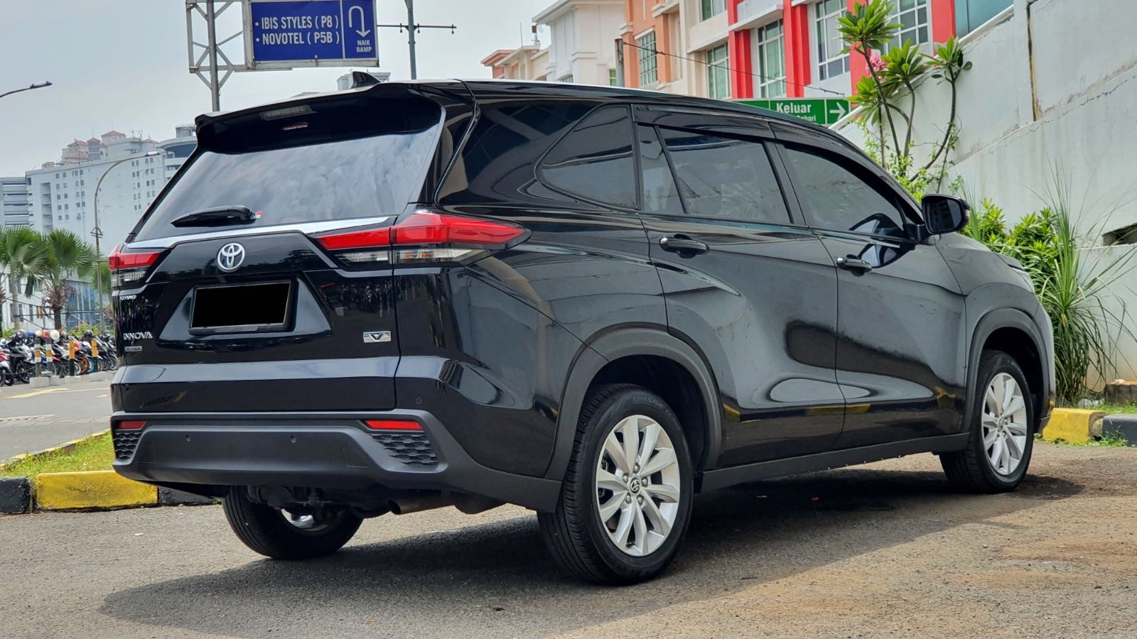 Toyota Kijang Innova Zenix 2.0 V Bensin AT Non Hybrid 2023 Hitam ...