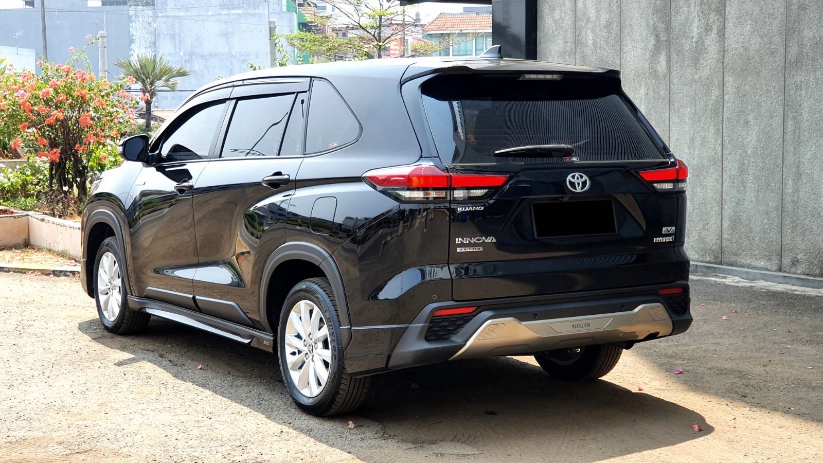Toyota All New Kijang Zenix 2.0 V HV Hybrid Modelista AT Attitude ...