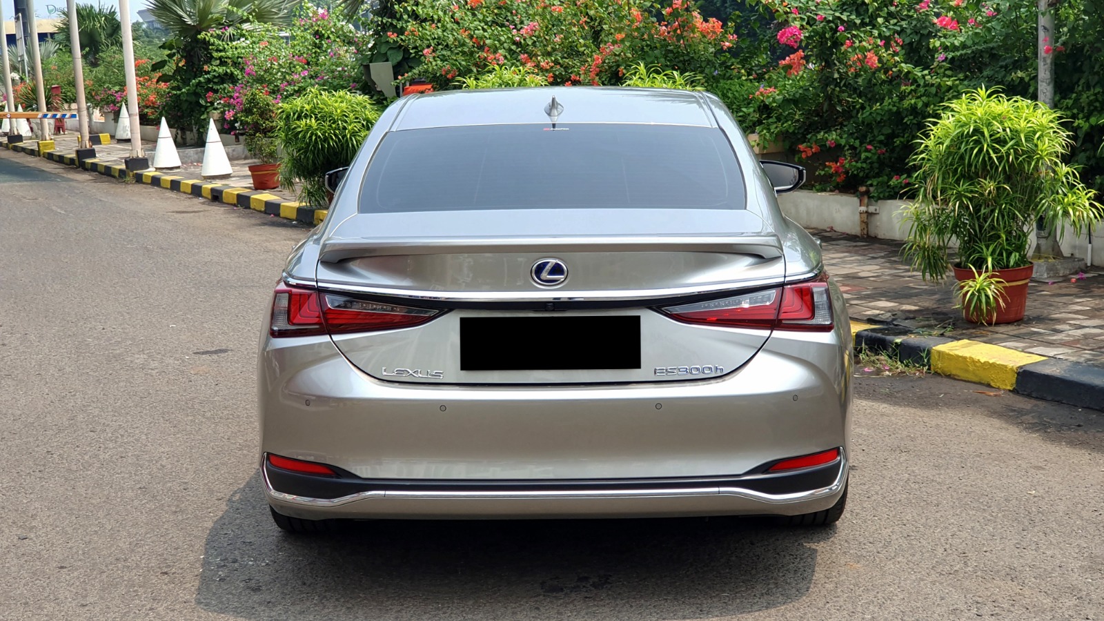 Lexus ES 300h Ultra Luxury 2022 km 15 ribuan sonic titanium dp ... 4763430