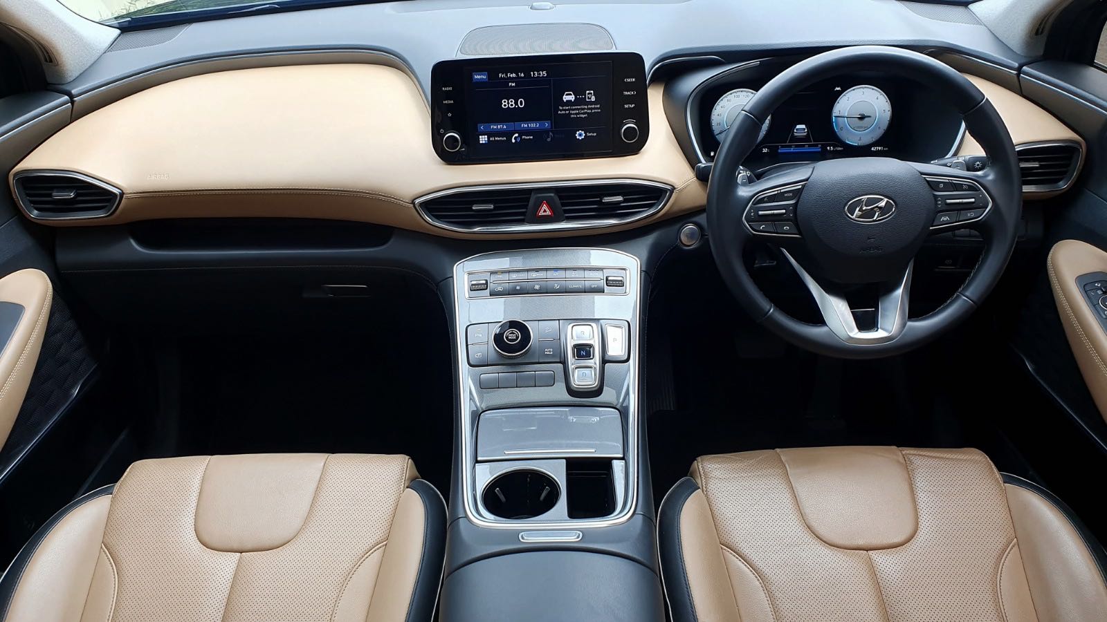 Hyundai Santa Fe D 2.2 8DCT Signature AT 2022 Hitam Panoramic ... 4780808