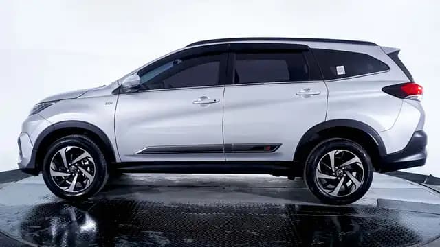 JUAL Toyota Rush GR Sport AT 2022 Silver ~ garansi 1thn mesin & ... 4865067